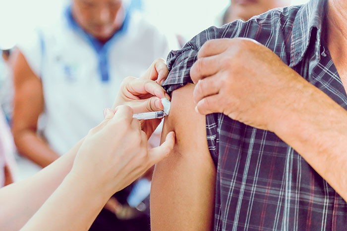 Giving-needle-free-flu-vaccines