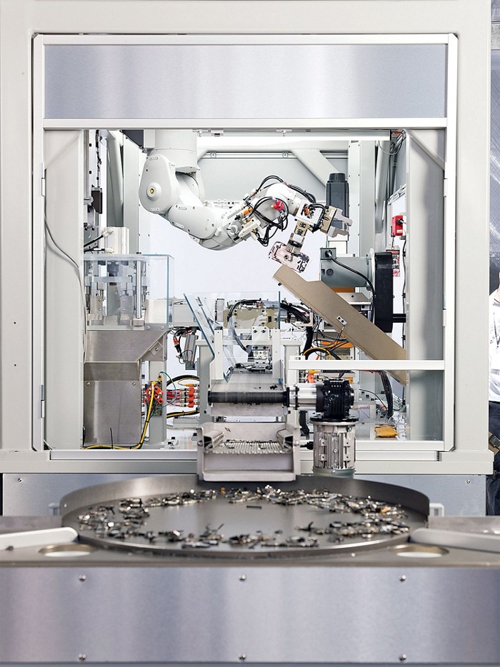 Apple, Tesla develop recycling technologies