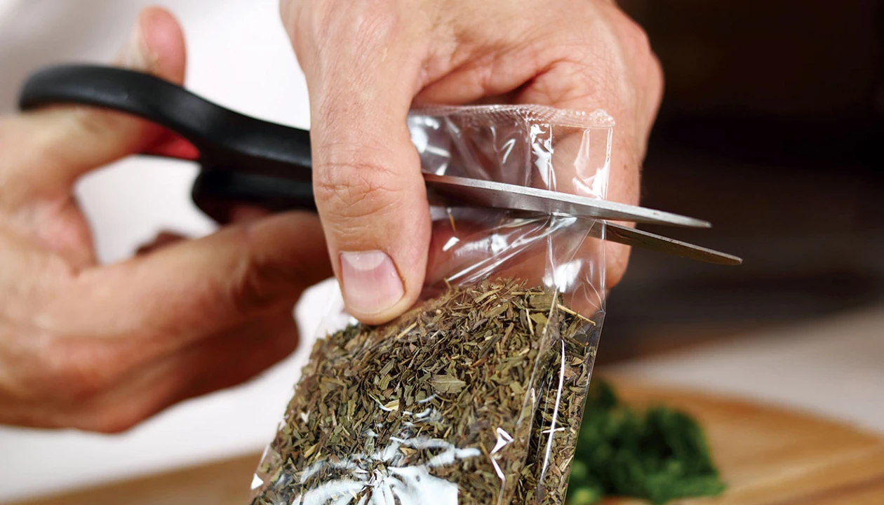 Opening plastic packaging produces microplastics