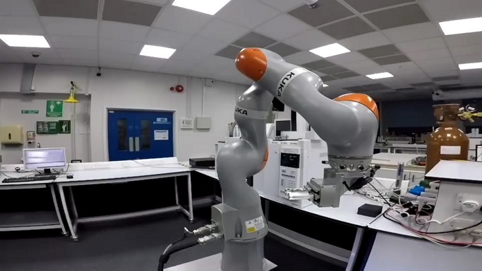 Robot runs almost 700 chemistry experiments in 8 days