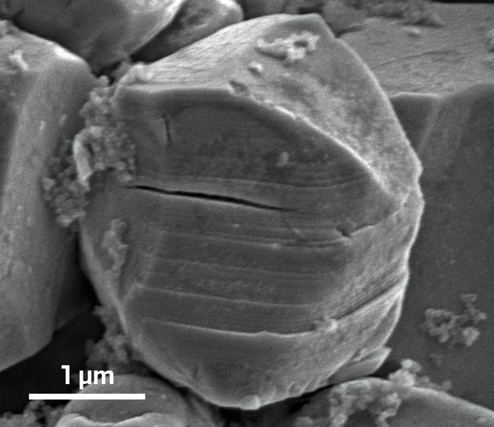 Single-crystal lithium-ion battery cathode material resists crumbling