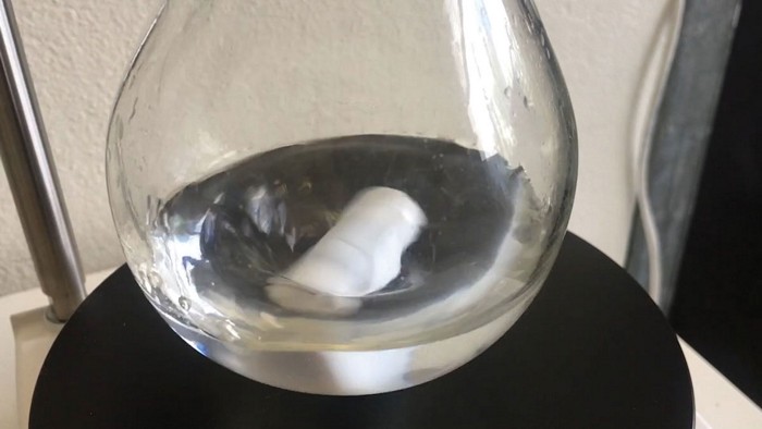 Stir bar stashes sensitive solids