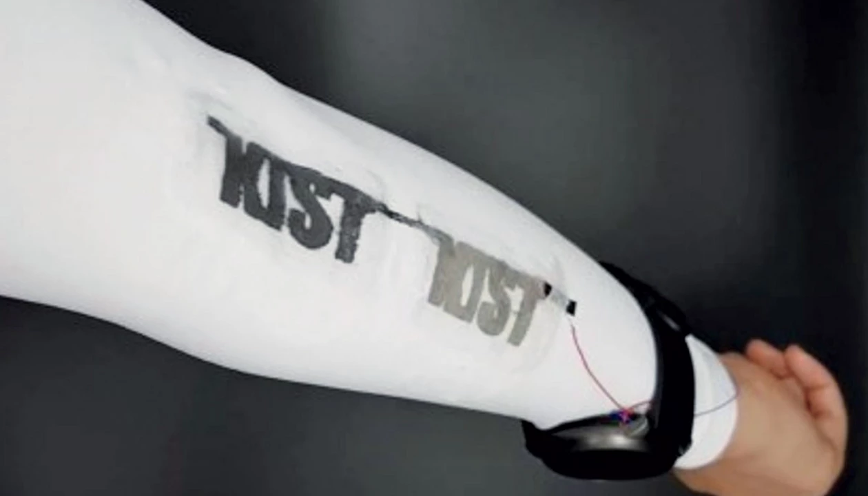 This stretchable, wearable battery can power a smart watch