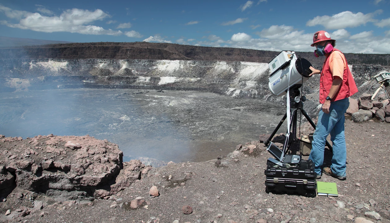 Bubbles burst prevailing theory about volcano chemistry﻿