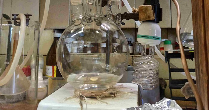 Chemistry in Pictures: Busy bench