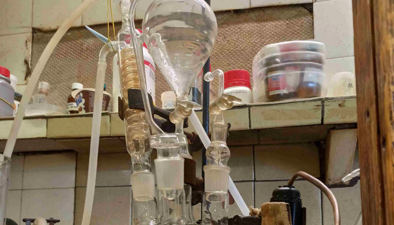 Chemistry in Pictures: Busy bench