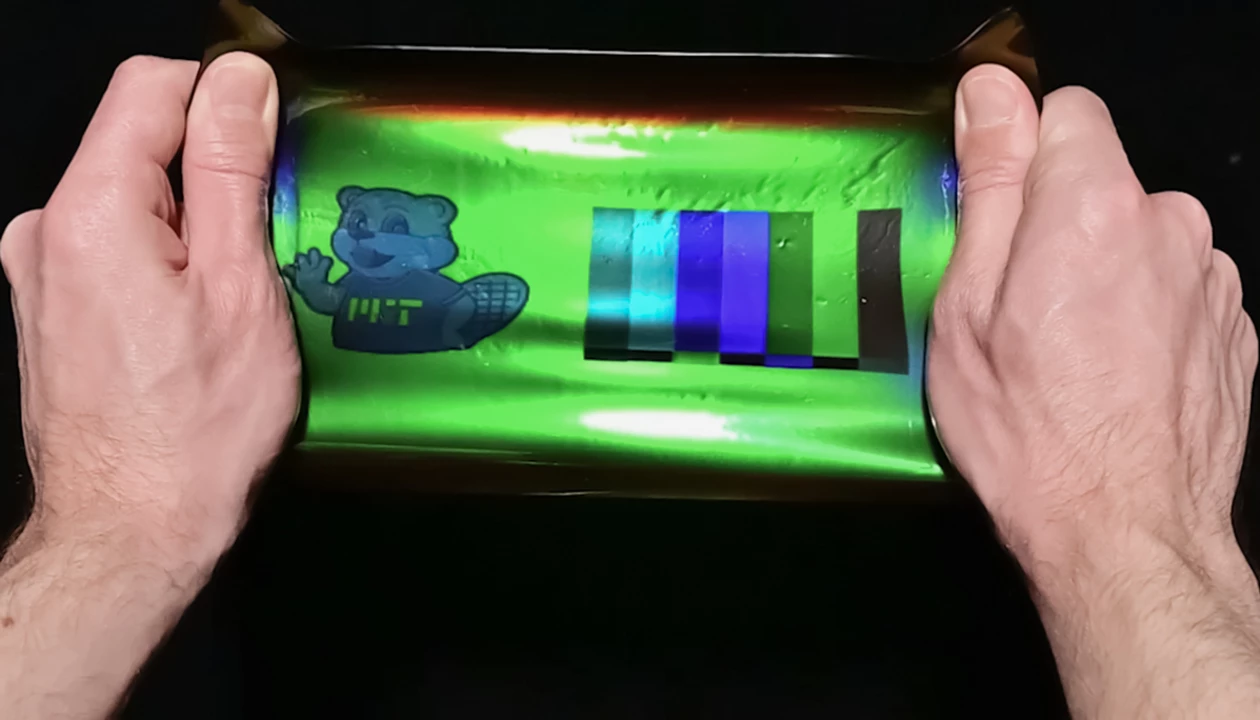 Simple method creates stretchy color-changing films