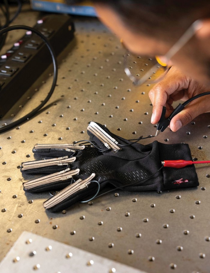 Protective gloves heat up to kill viruses, keep wearer’s skin safe