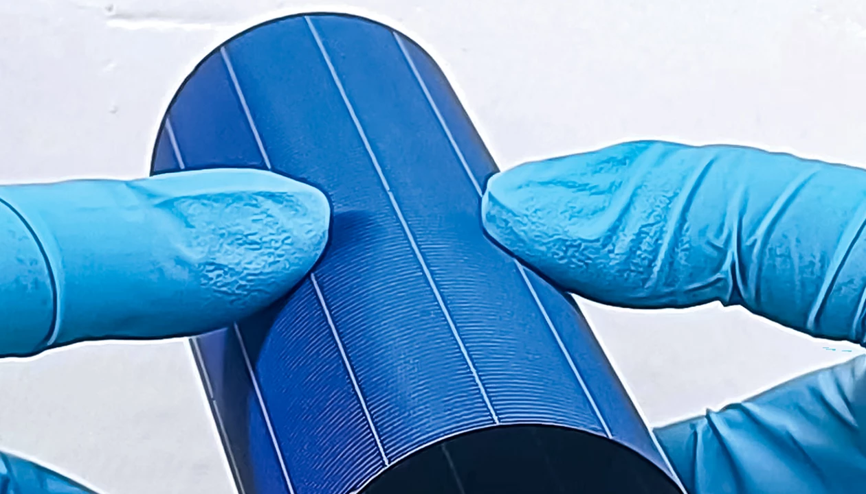 Flexible silicon solar cells that can roll up