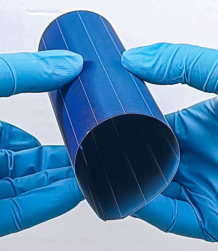 Flexible silicon solar cells that can roll up