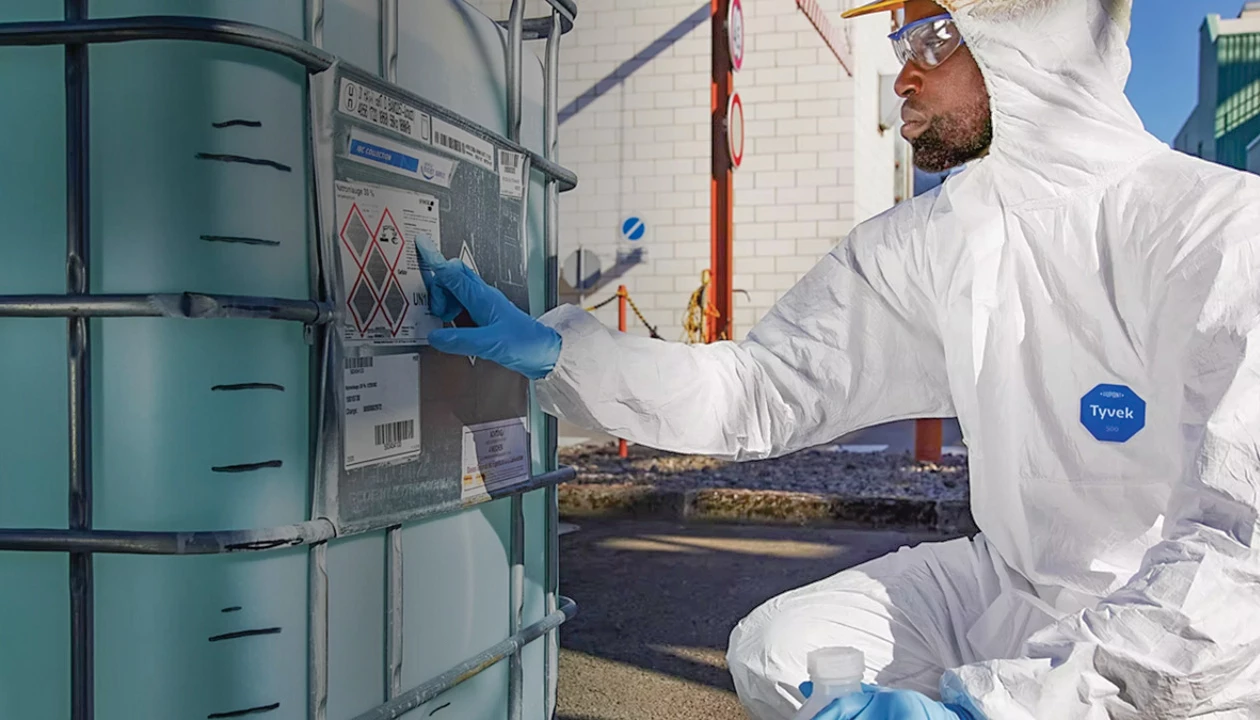 DuPont to split into 3