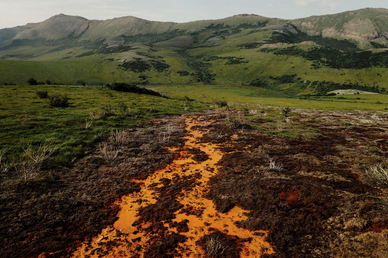 Thawing permafrost turns Alaska's Salmon River orange