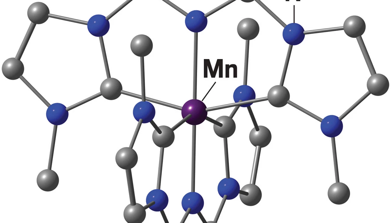 Manganese edges into the realm of noble-metal photochemistry