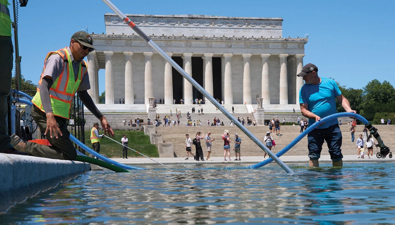 Why the Reflecting Pool keeps turning green