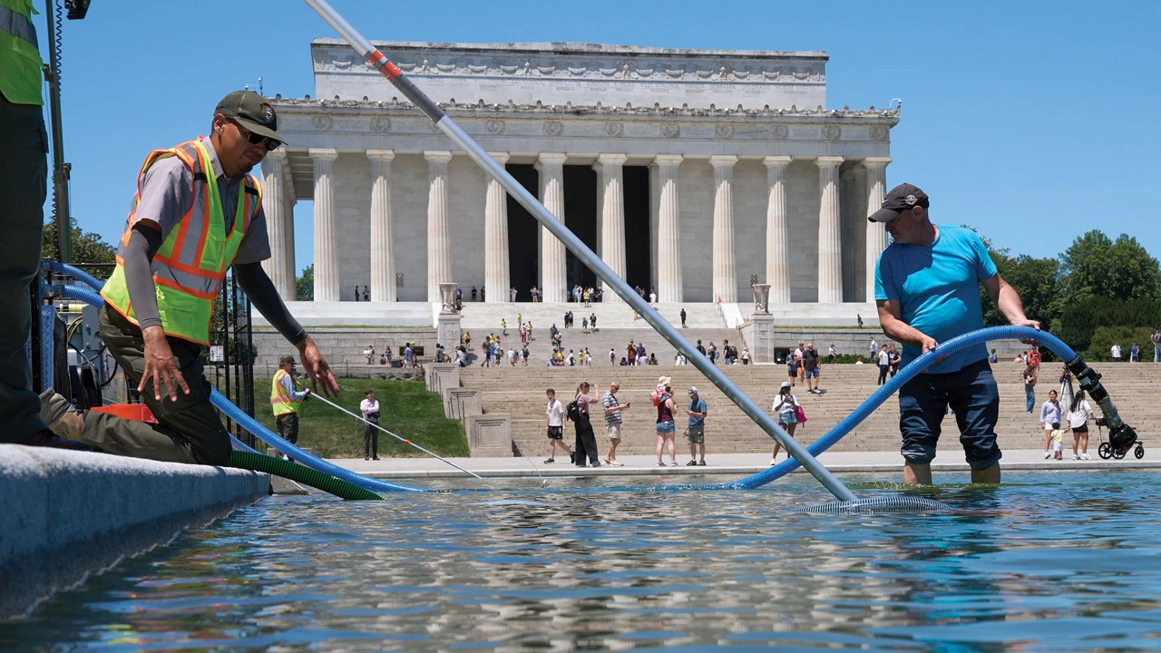 Why the Reflecting Pool keeps turning green