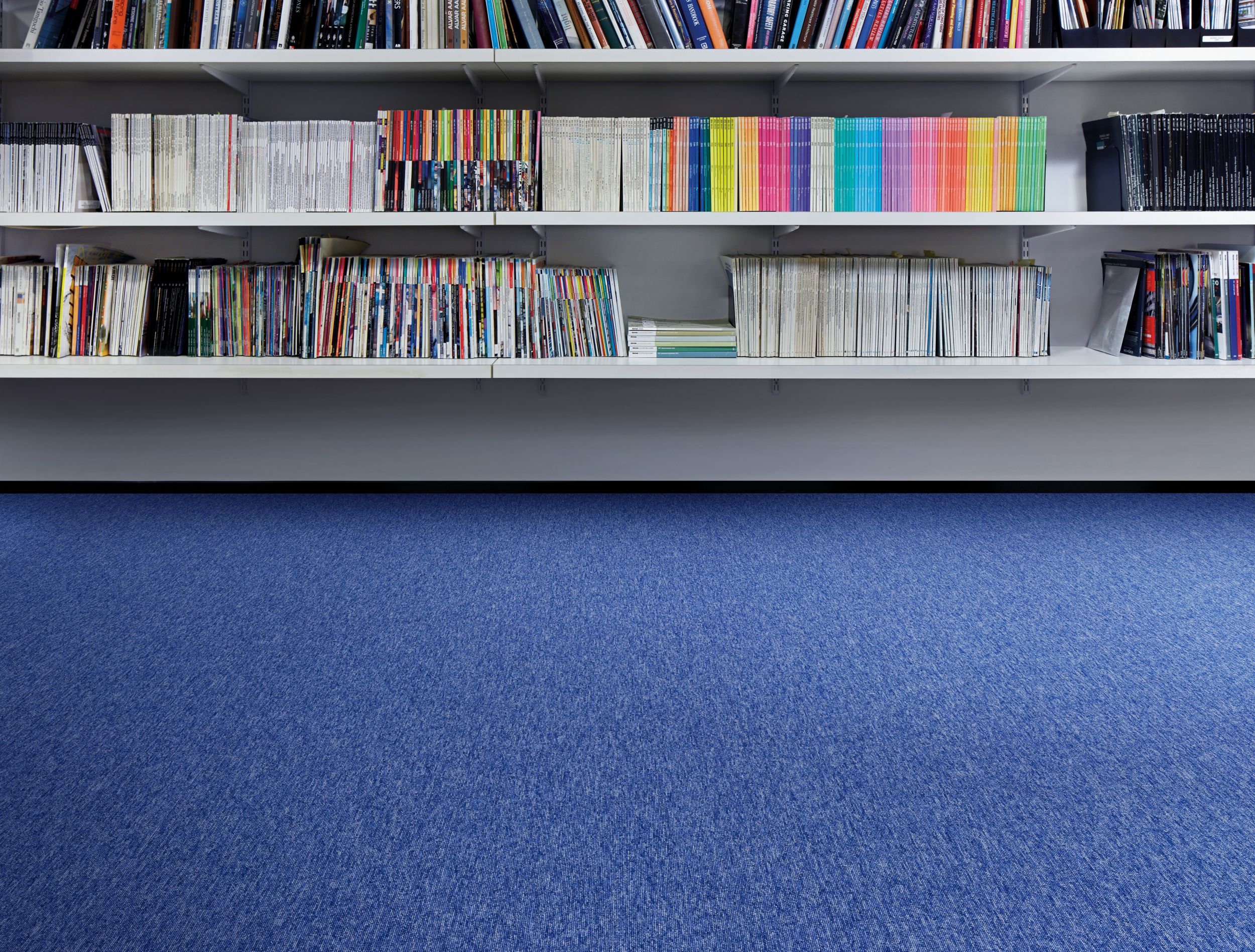 Employ Loop: Employ Kollektion Teppichfliesen von Interface