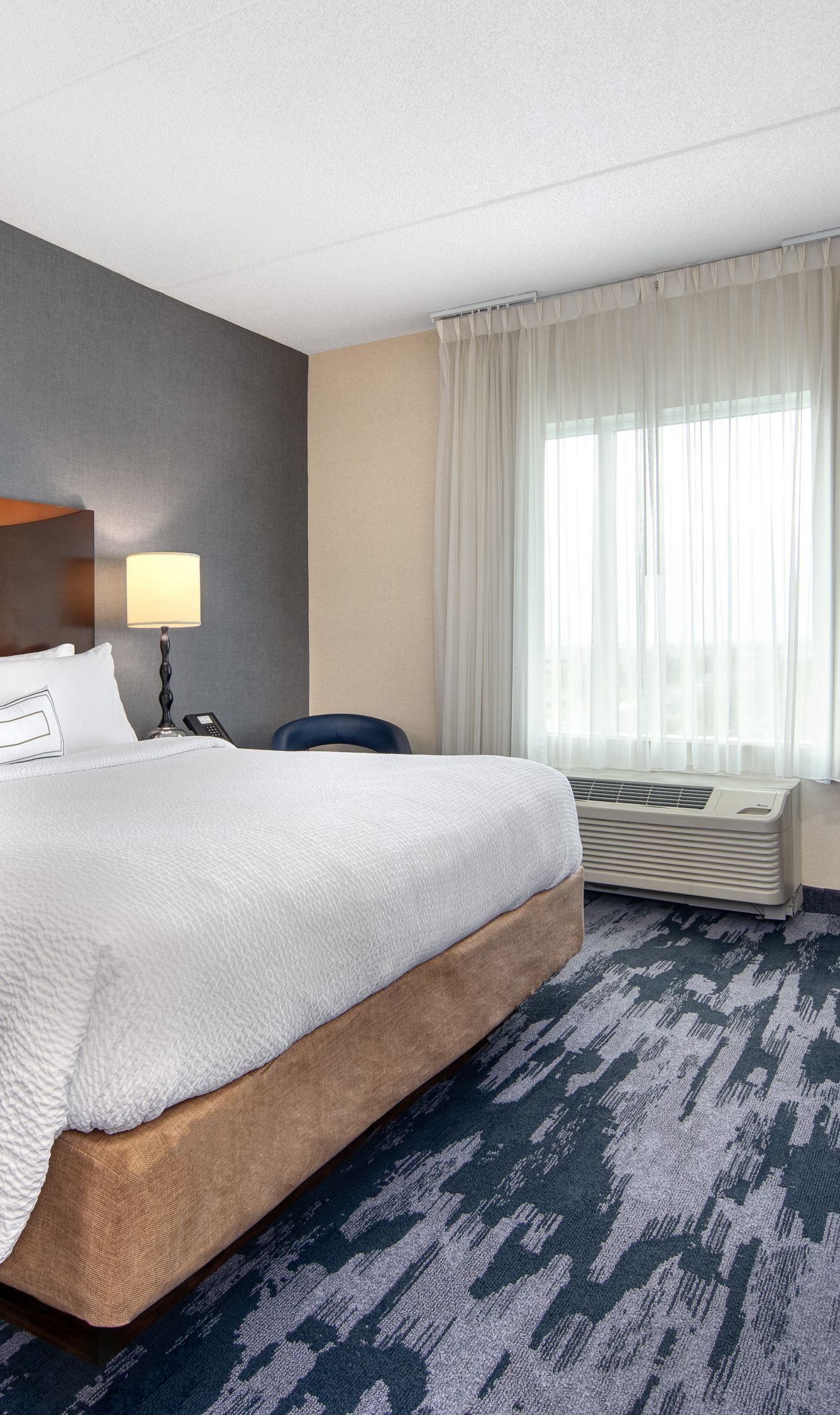 King bed, 37 inch tv