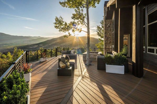 Trex Transcend Decking in Havana Gold with Signature Railing | Trex
