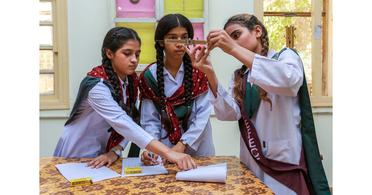 How teaching with the test (not to the test) improves learning